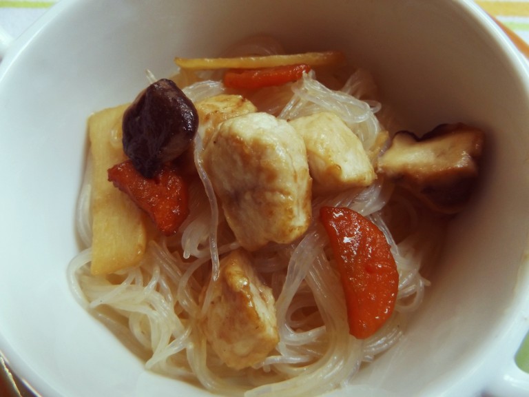 Rice spaghetti with chicken, mushrooms, bamboo and carrots – 30 minutes ...